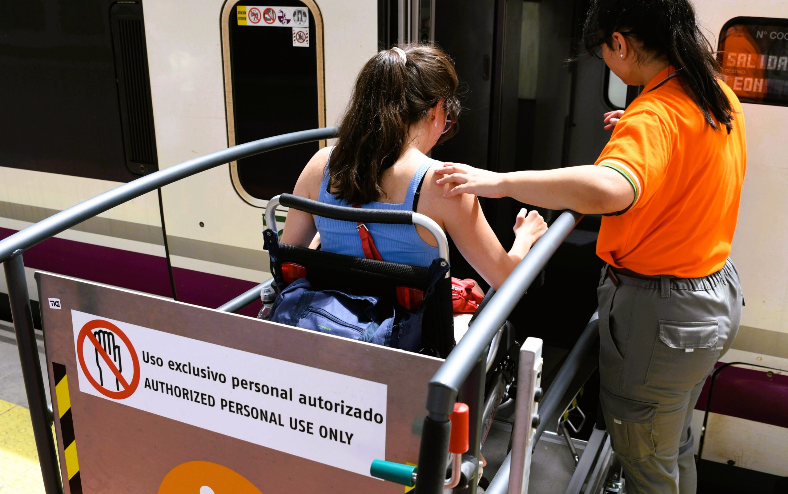 Nueva plataforma para facilitar el acceso al tren a viajeros en silla de ruedas en la Estación ...