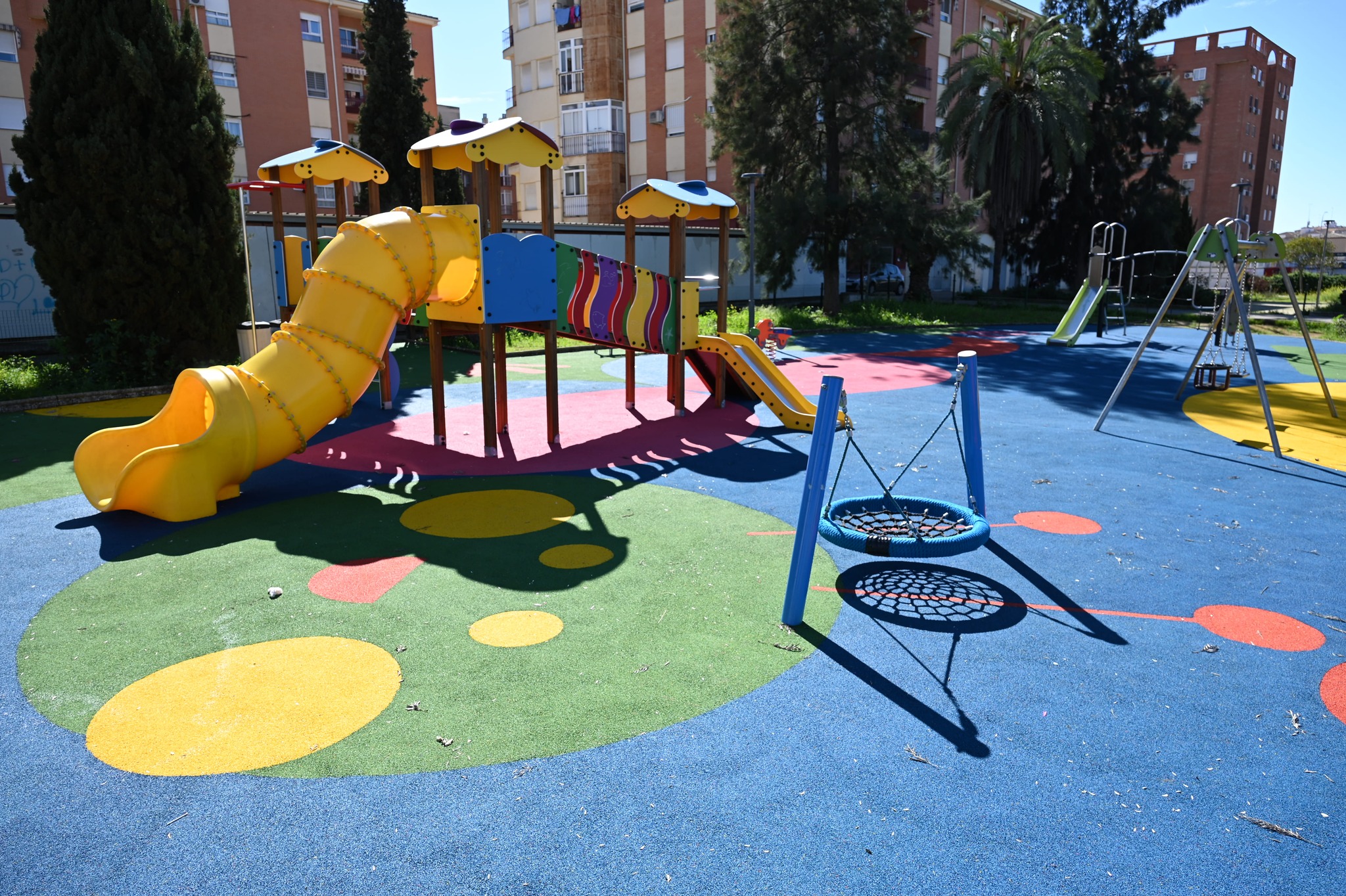 Linares pone a punto sus parques infantiles - El NUEVO OBSERVADOR