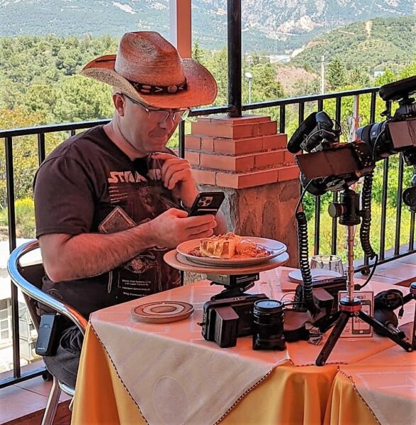 El 'youtuber' gastronómico Sezar Blue se pone las botas en el Mesón ...